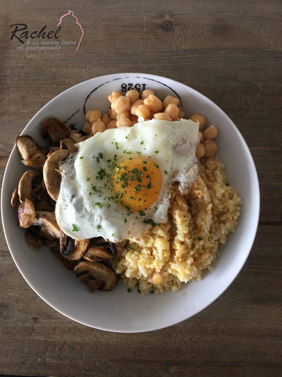 Assiette complète 1 : Quinoa, pois chiches, champignons et oeufs ...