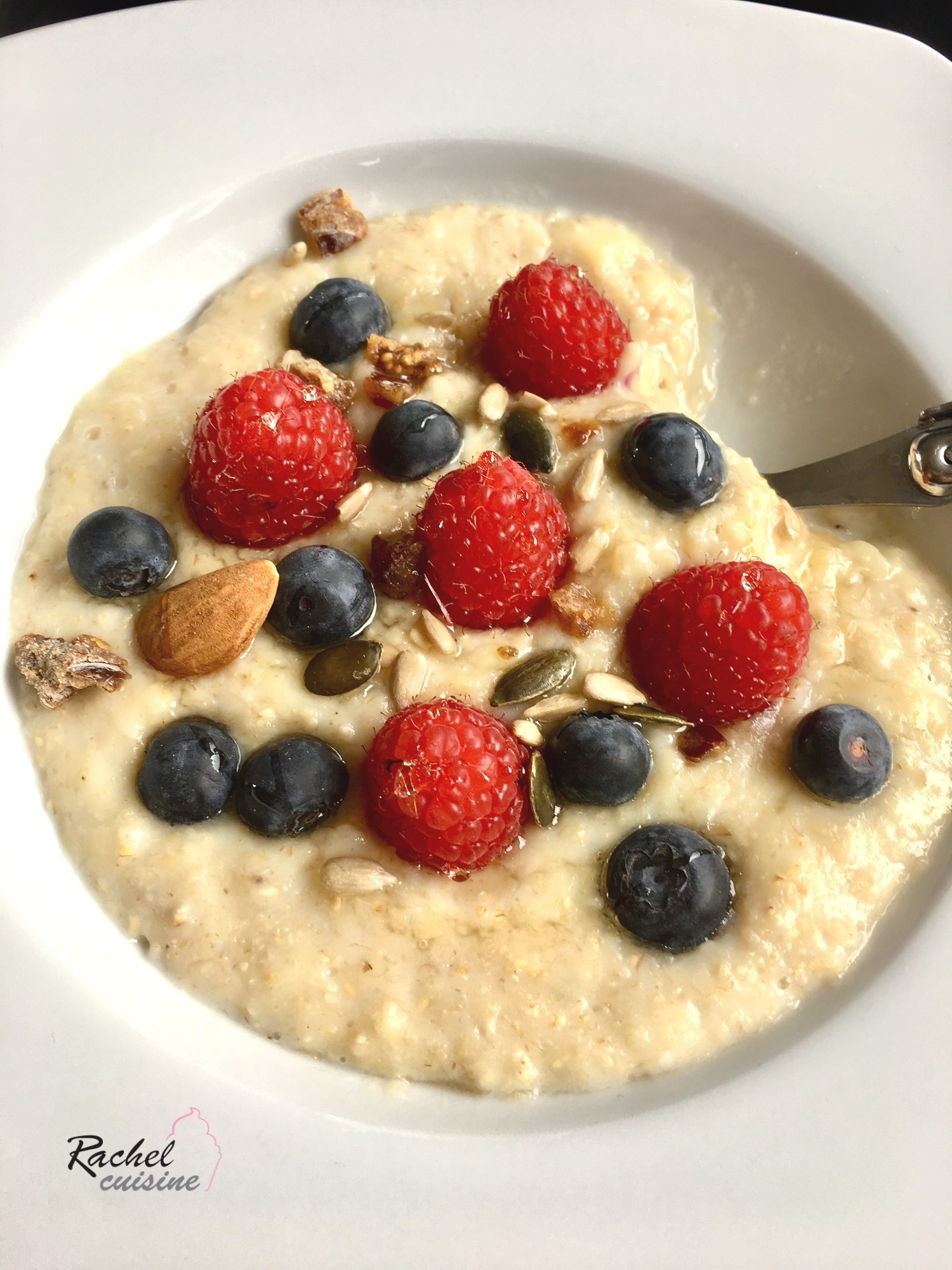 Porridge crémeux à la banane et fruits rouges - Rachel Cuisine