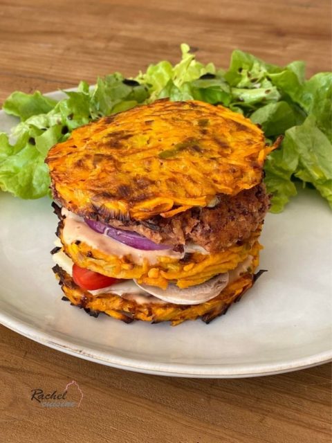 Burger steak de haricots rouges, galettes patates douces et légumes ...