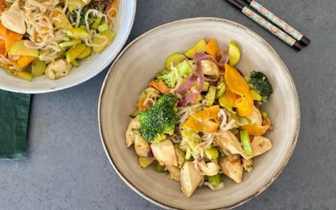 Wok konjac, poulet et légumes, sauce cacahouètes - Rachel Cuisine