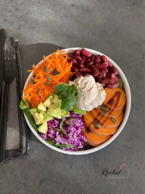 Assiette complète patate douce, haricots rouges, crudités, sauce au ...