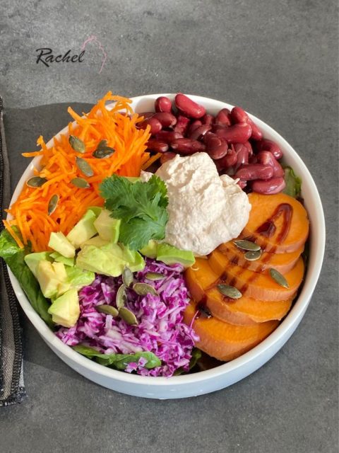 Assiette complète patate douce, haricots rouges, crudités, sauce au ...